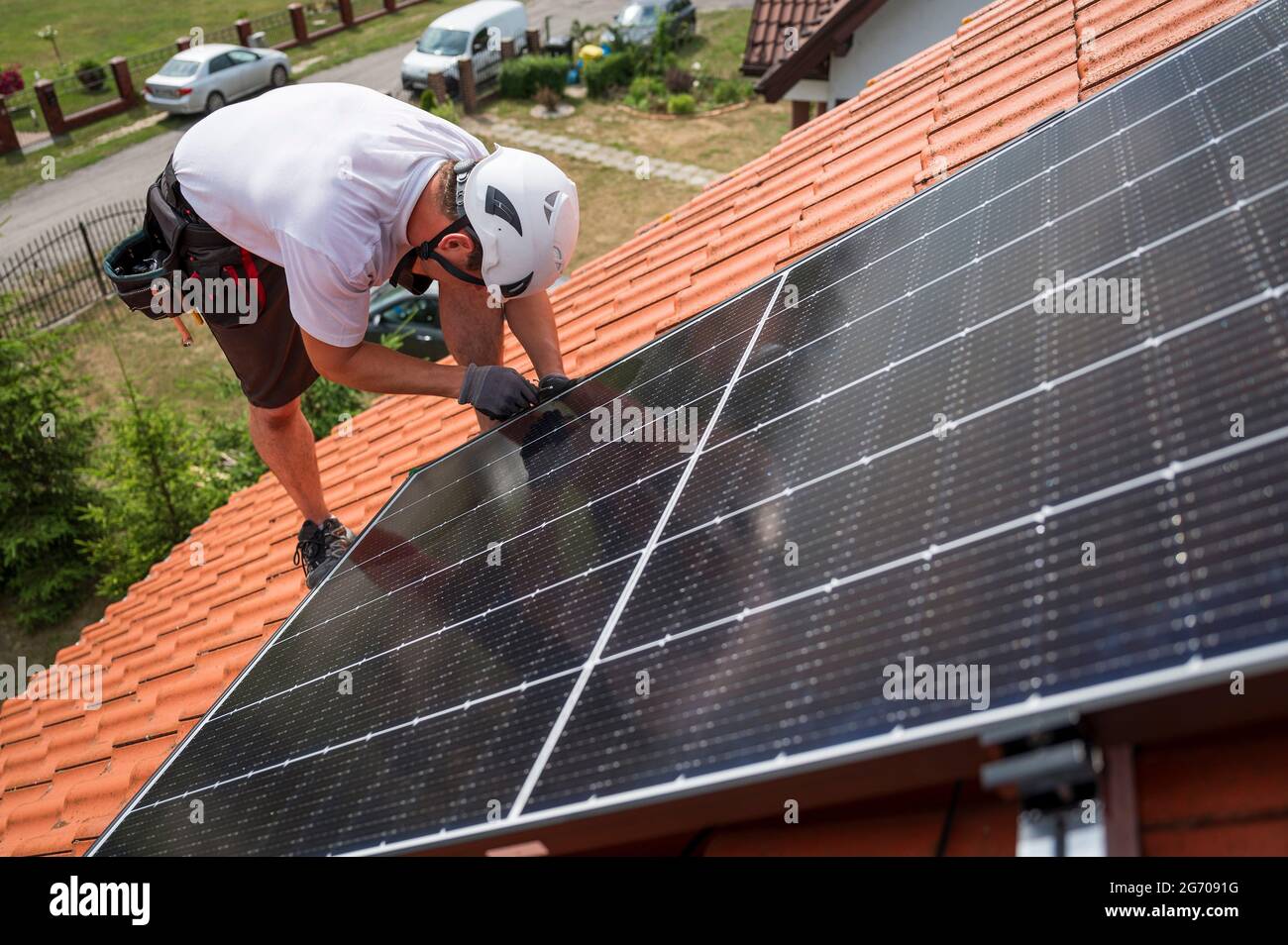 Solar panel fitter house hi-res stock photography and images - Alamy