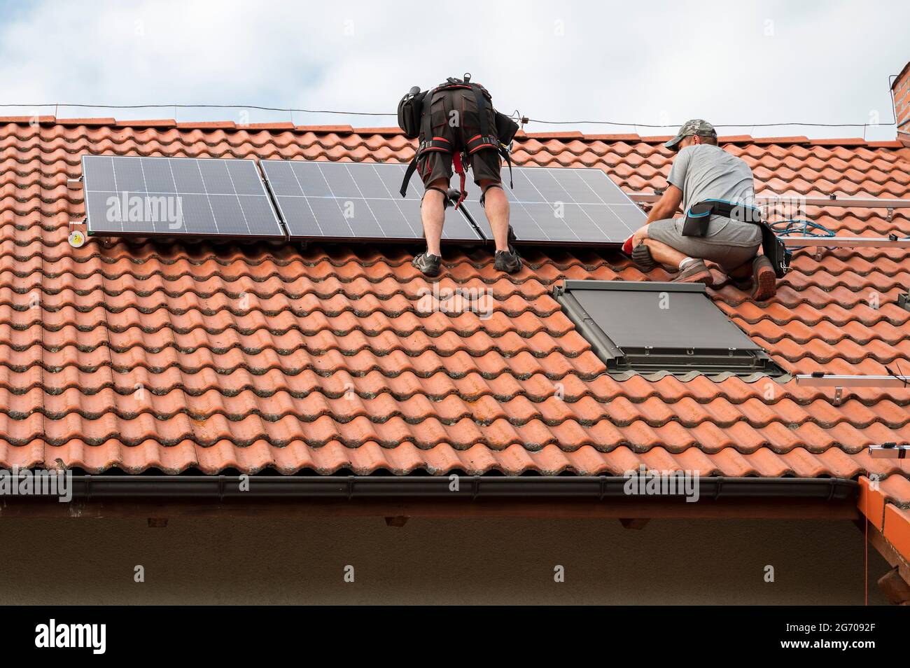 Solar panel fitter house hi-res stock photography and images - Alamy