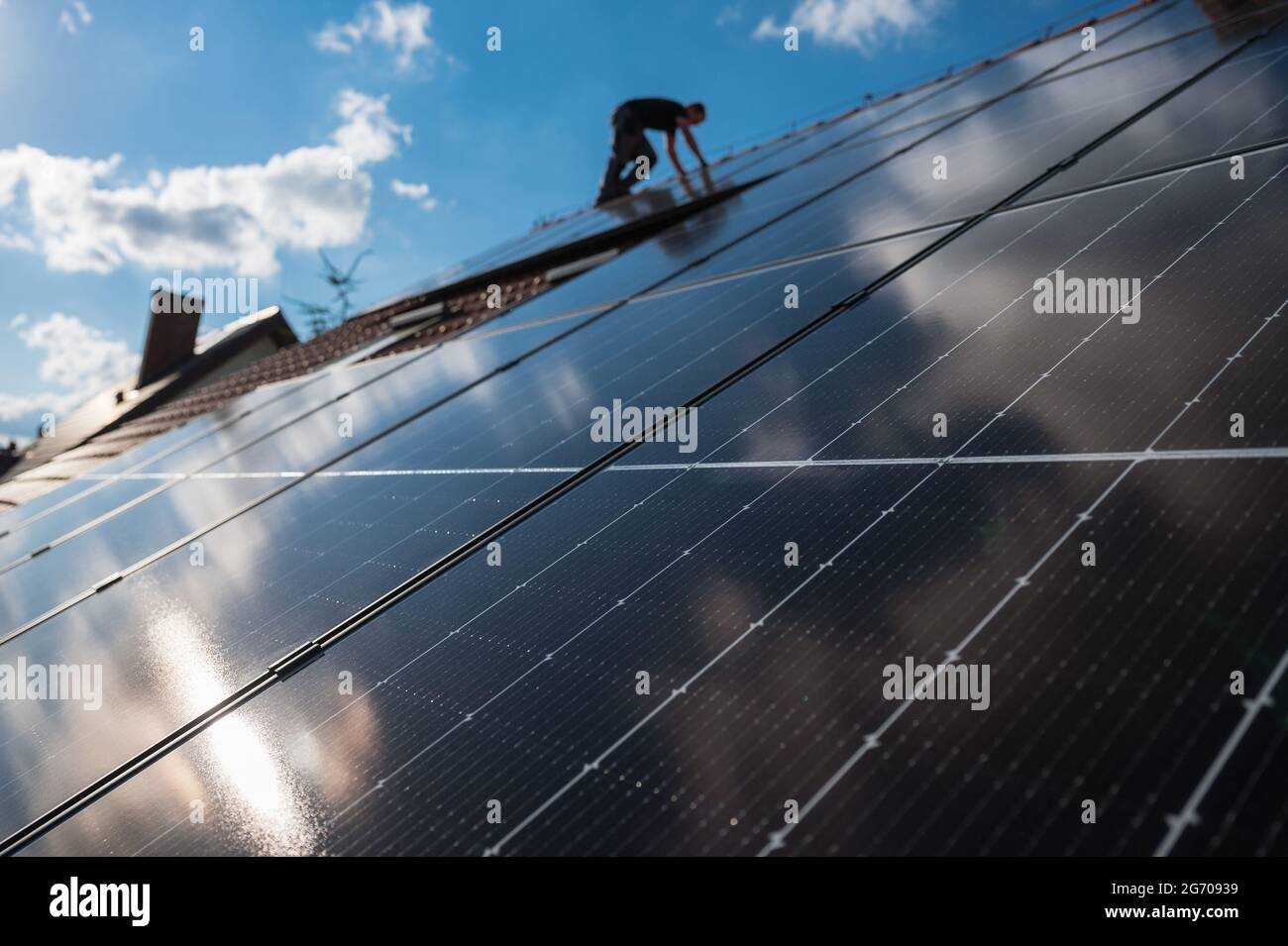 Solar panel fitter house hi-res stock photography and images - Alamy