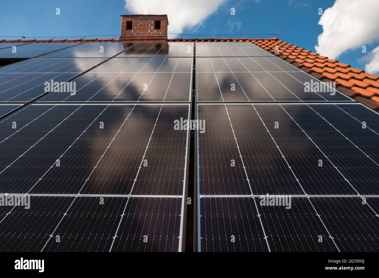 Solar panel fitter house hi-res stock photography and images - Alamy