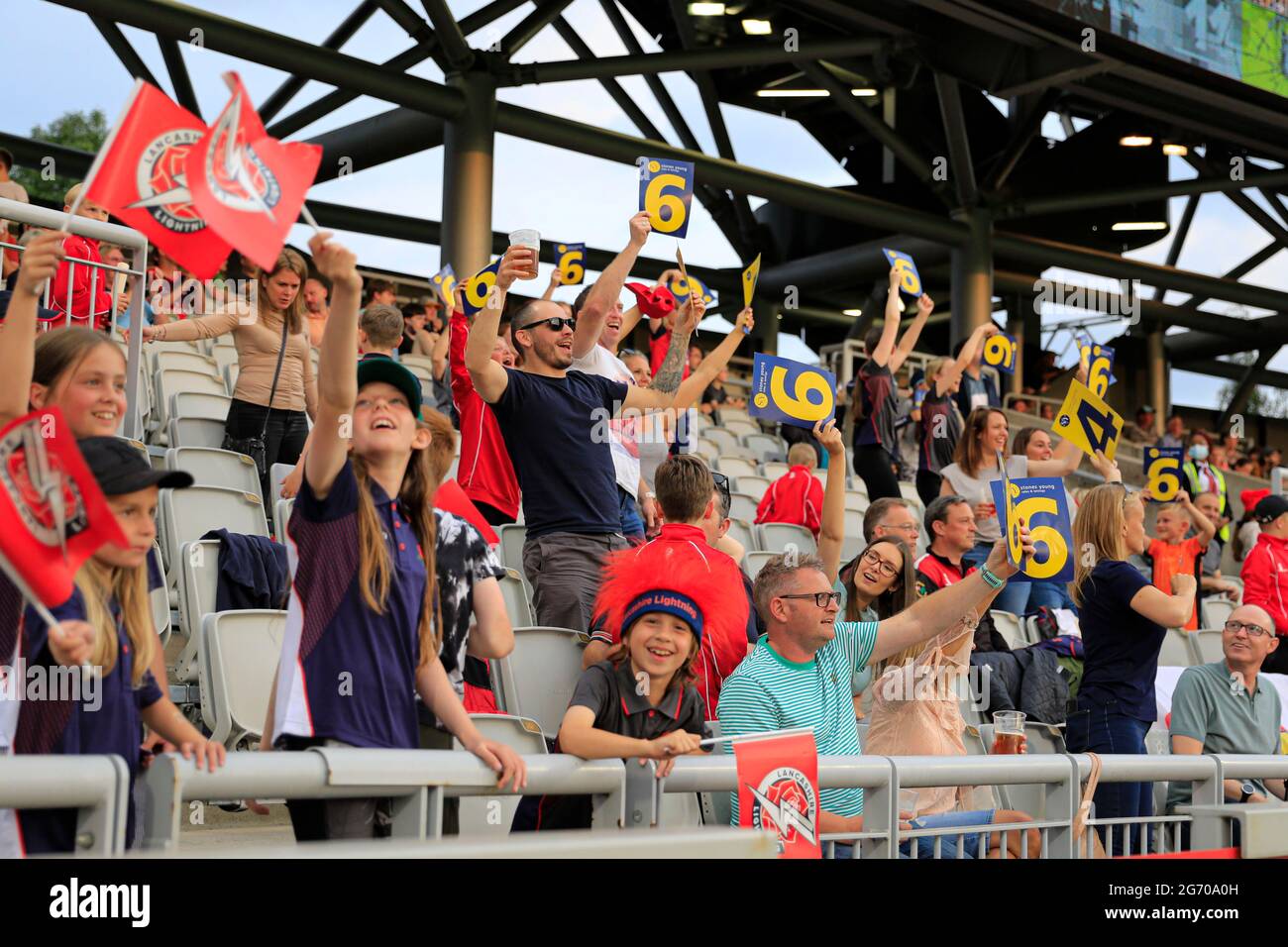 Old trafford crowd night hi-res stock photography and images - Alamy