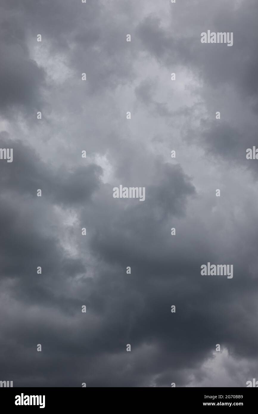 Dark grey cloudy sky hi-res stock photography and images - Alamy