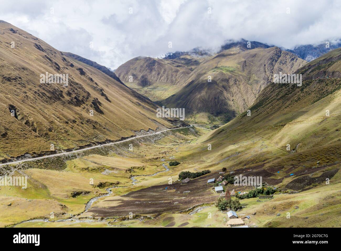 Mountain road from Olllantaytambo to Quillabamba in Abra Malaga pass ...