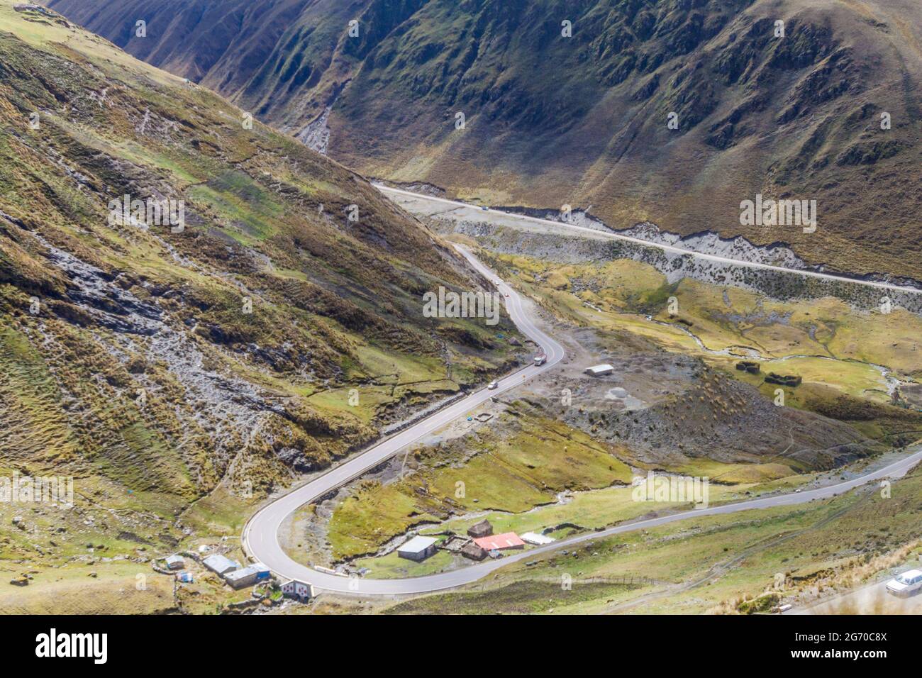 Winding road from Olllantaytambo to Quillabamba in Abra Malaga pass ...
