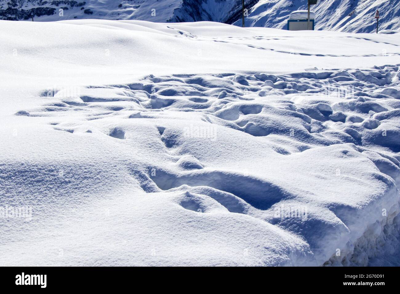 Snow texture background with footprints Stock Photo - Alamy