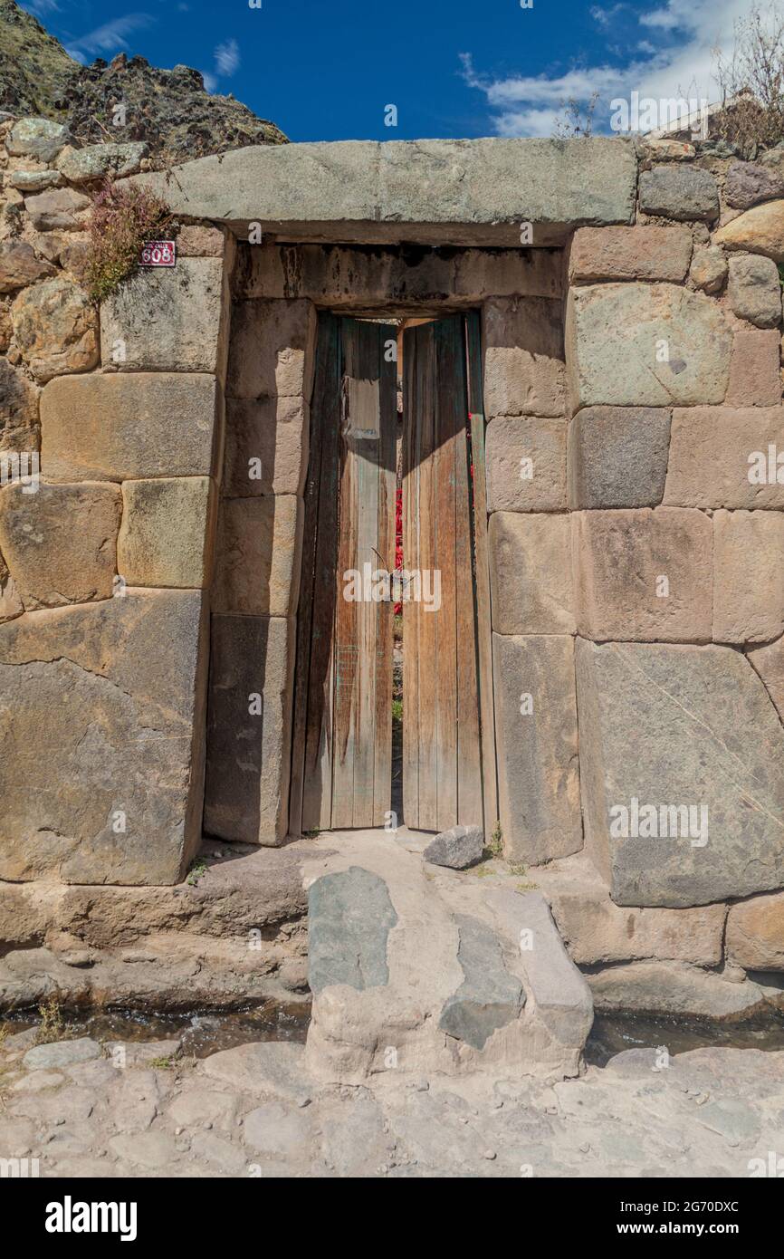 Ancient Inca style door of a house in Ollantaytambo village, Sacred ...