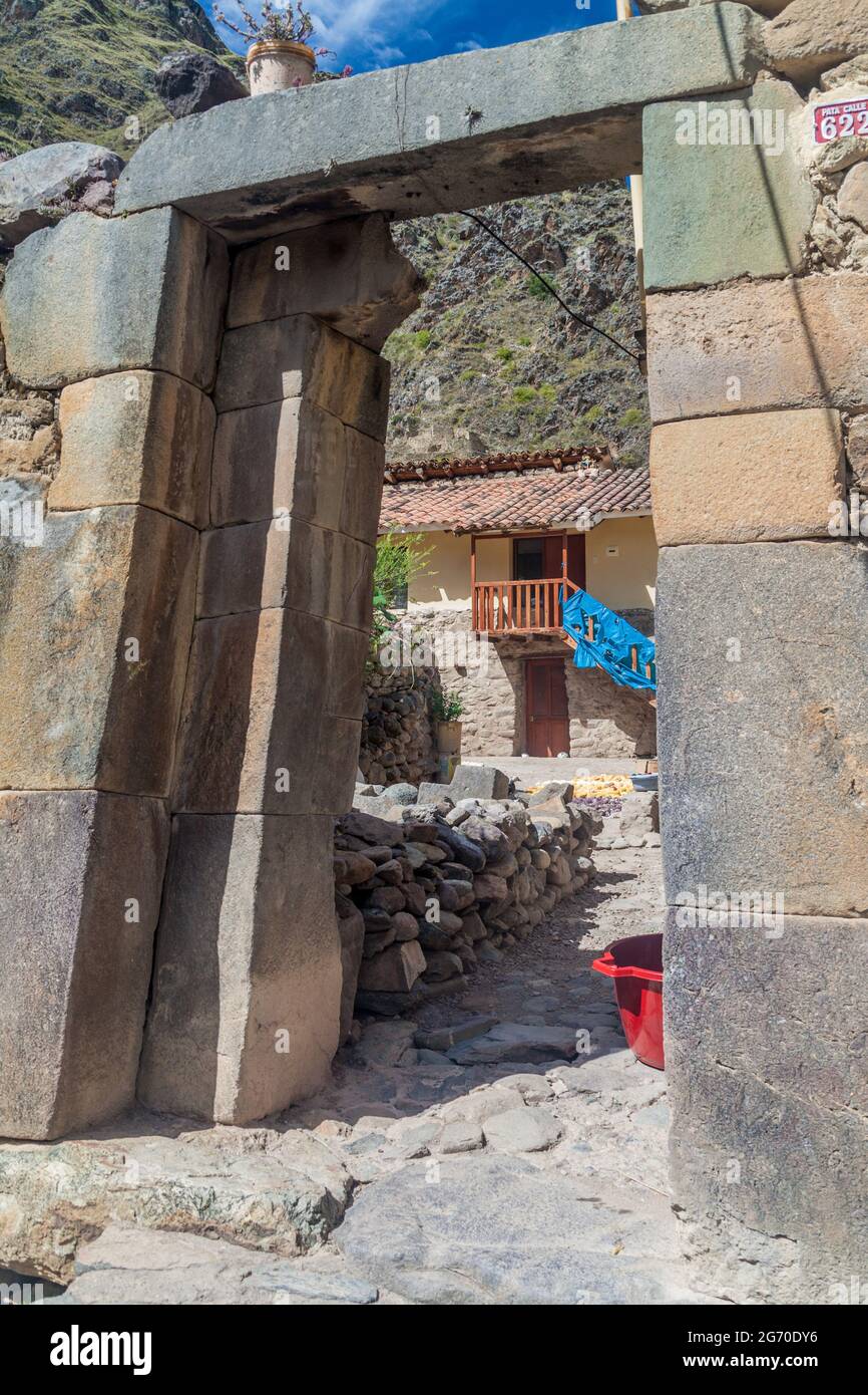 Ancient Inca style door of a house in Ollantaytambo village, Sacred ...