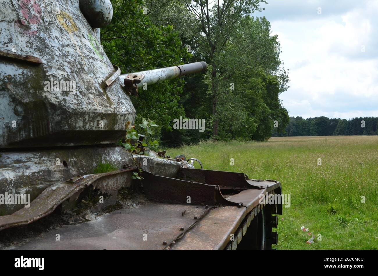 Weathered damaged old tank in the field in daylight Stock Photo - Alamy