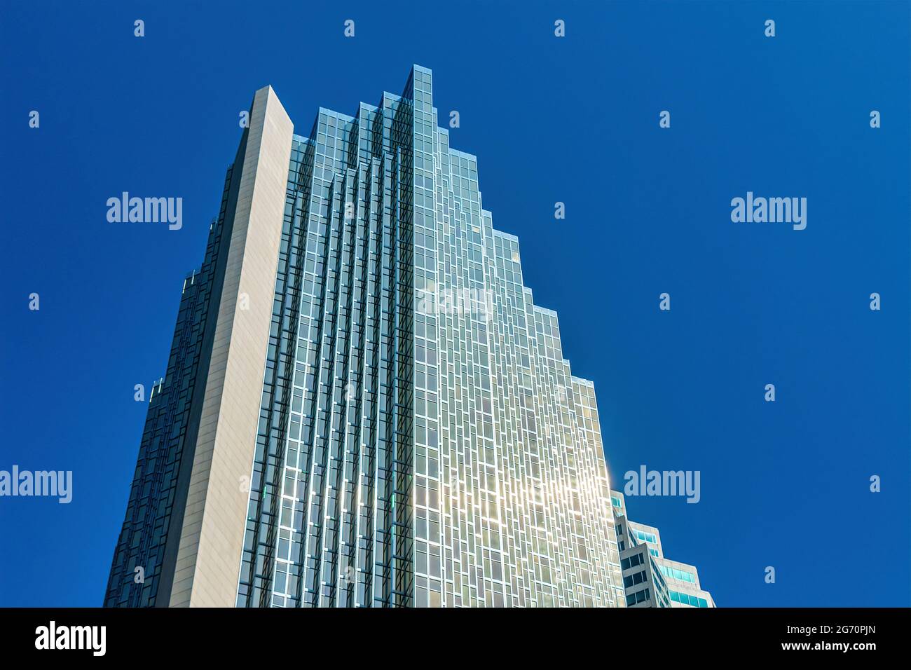 Modern skyscraper architecture hi-res stock photography and images - Alamy