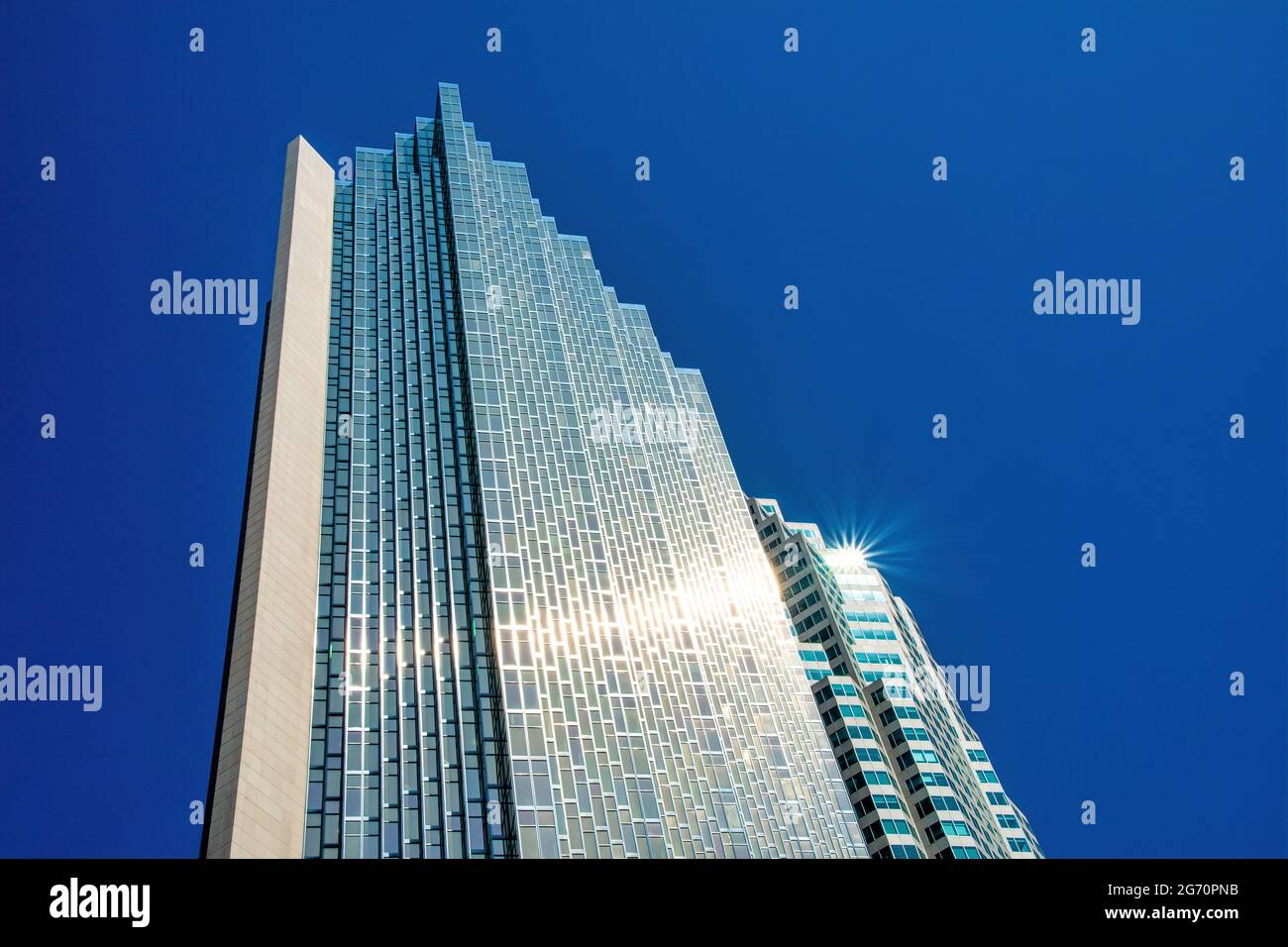 Modern skyscraper hi-res stock photography and images - Alamy