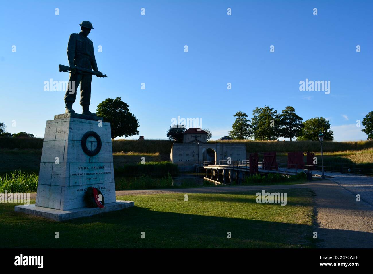 Statue fallen soldier hi-res stock photography and images - Alamy