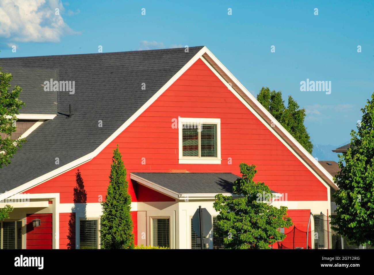 House surrounded by trees Stock Photo - Alamy