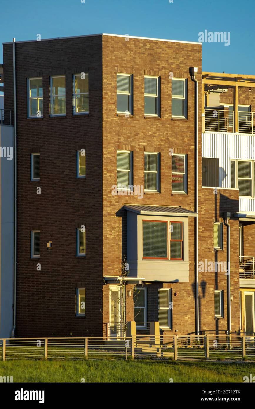 Four story brick building hi-res stock photography and images - Alamy