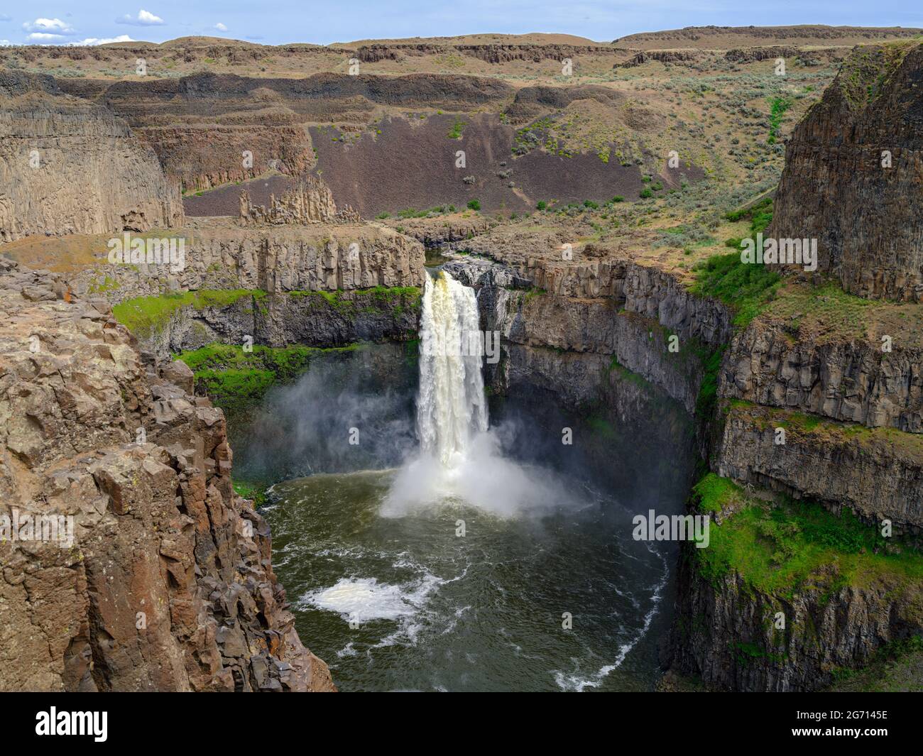 Ancient volcanic cliffs surround the waterfalls at Palouse Falls State ...