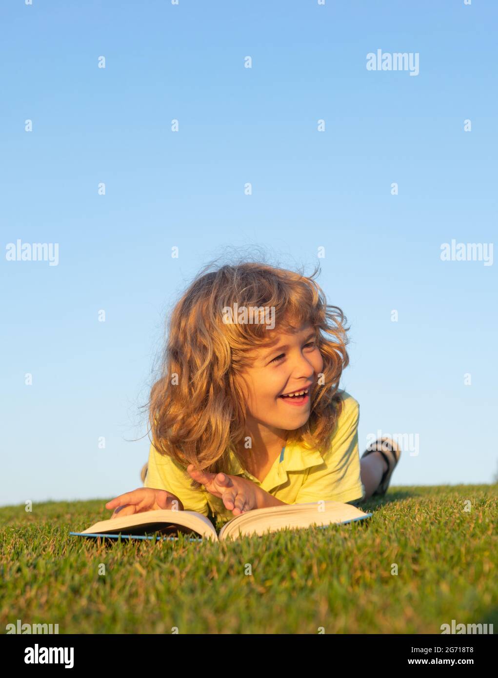 Kids reading books outside hi-res stock photography and images - Alamy