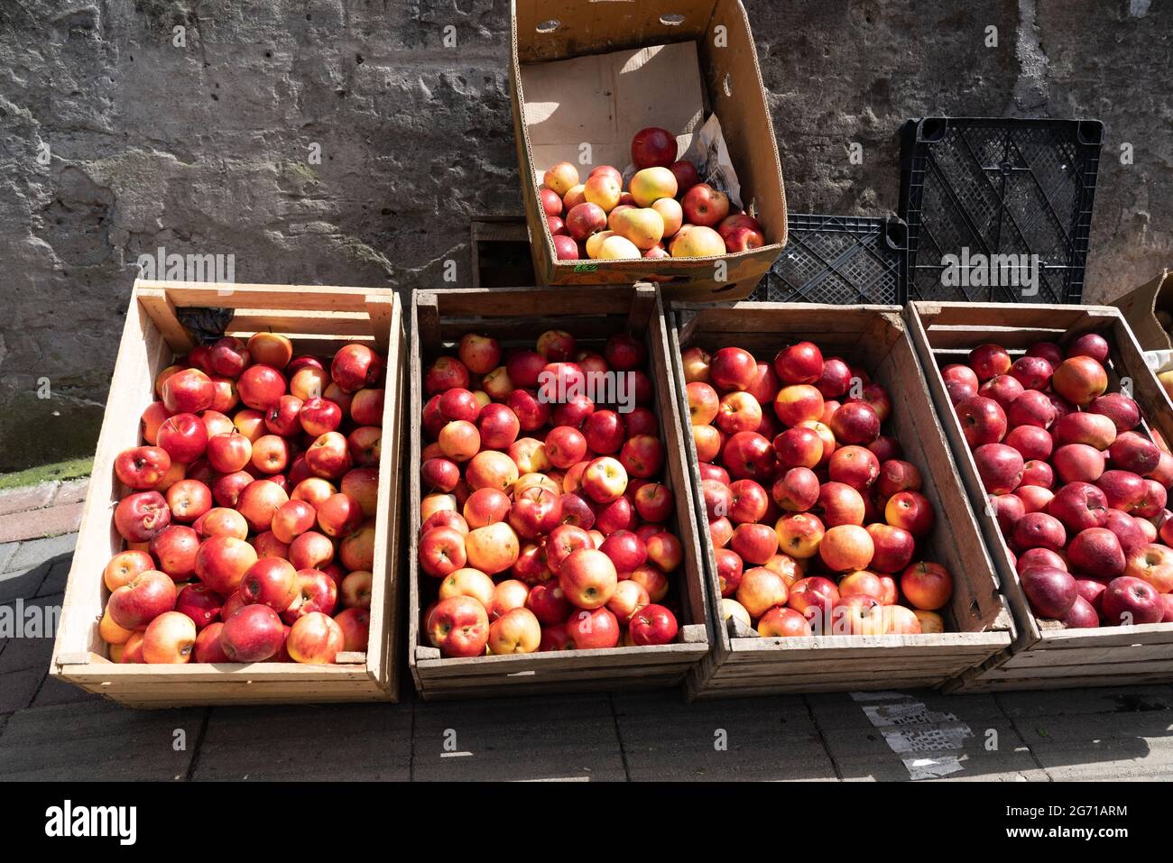 red apples in boxes on the market Stock Photo - Alamy