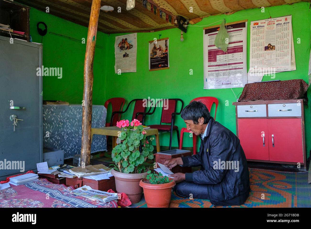 India postman hi-res stock photography and images - Alamy