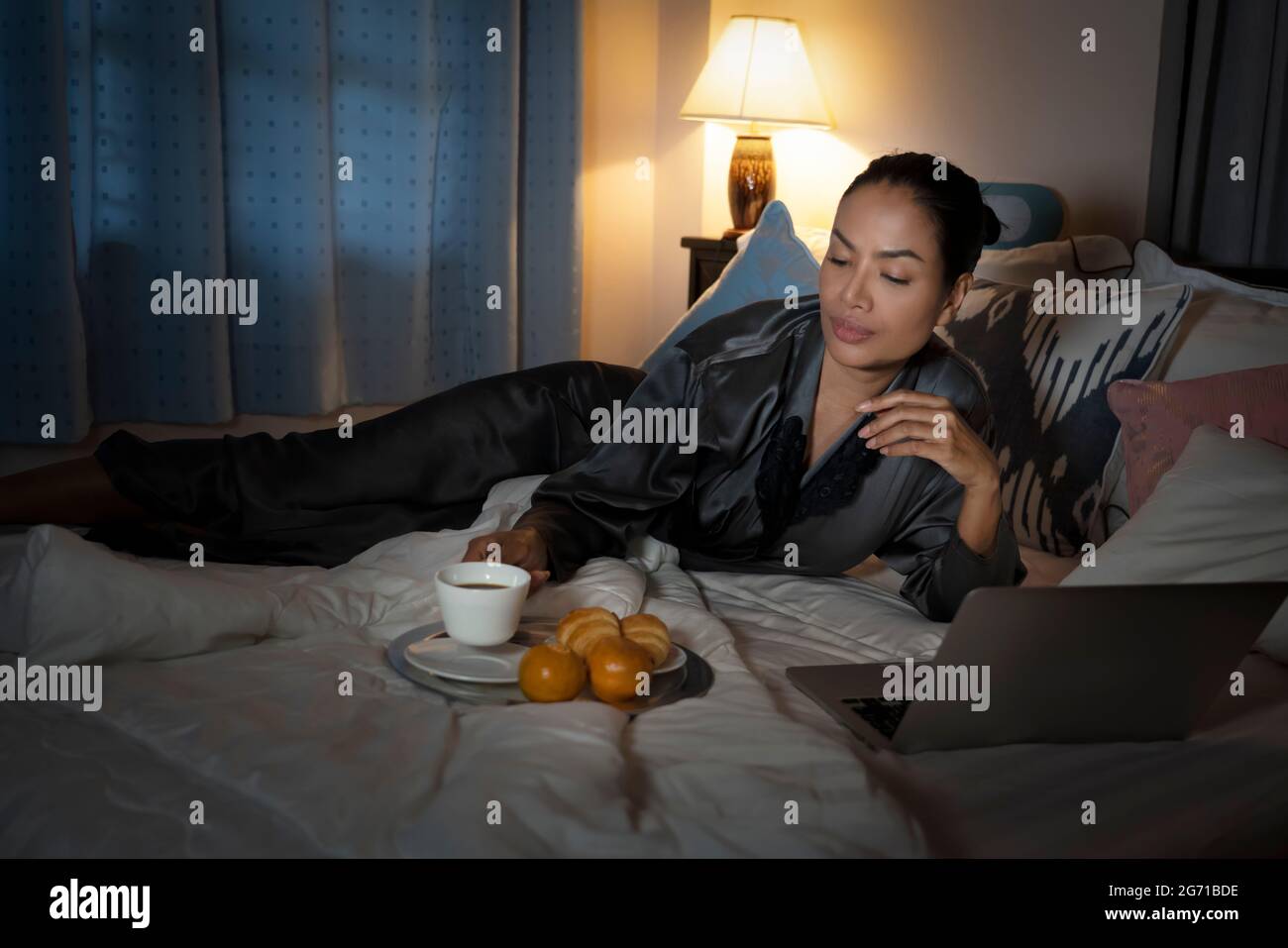 Black woman on phone on bed hi-res stock photography and images - Alamy