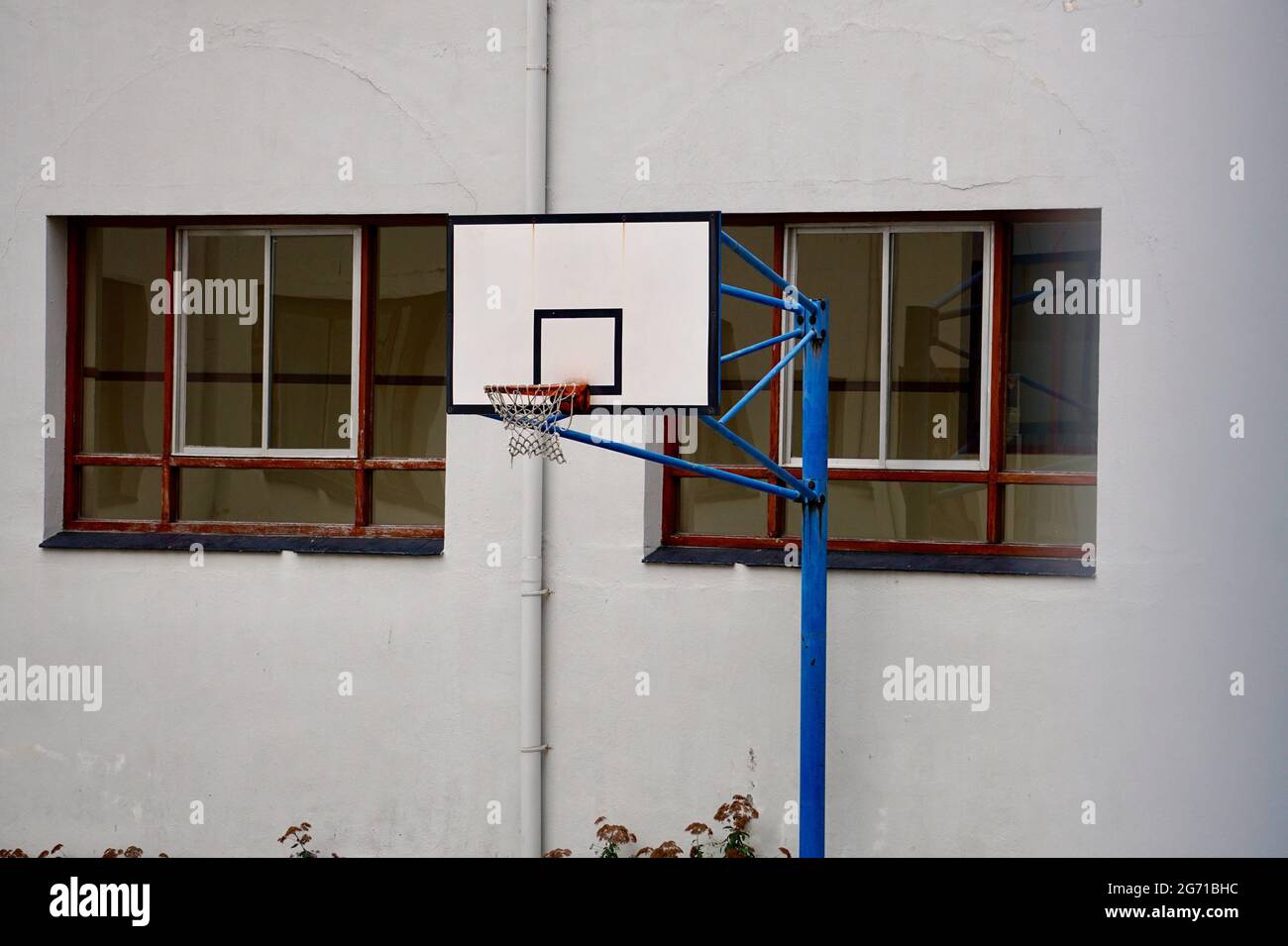 Basketball net on the wall of a building Stock Photo - Alamy