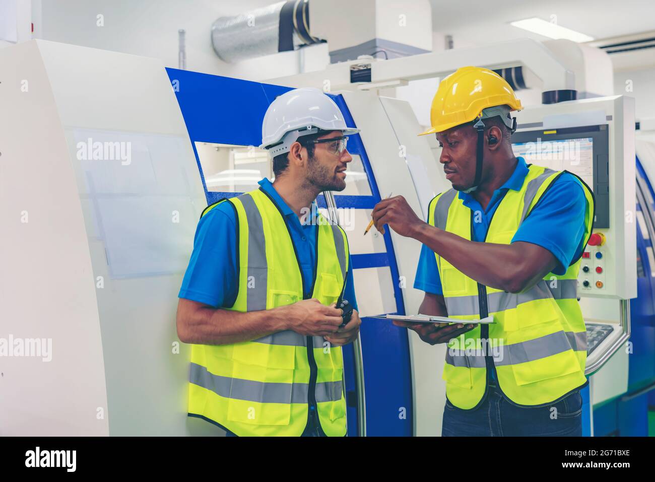 Industrial worker computer training hi-res stock photography and images ...