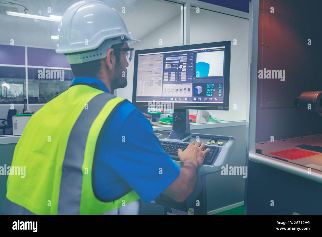 Construction hardhat safety training hi-res stock photography and ...