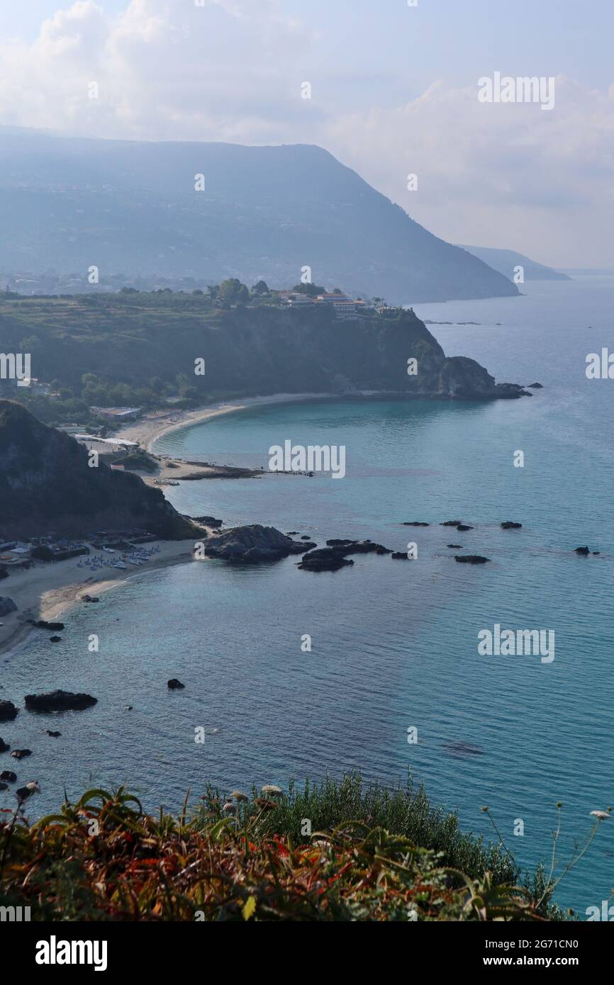Capo Vaticano - Panorama della costa di Grotticelle dal belvedere Stock ...