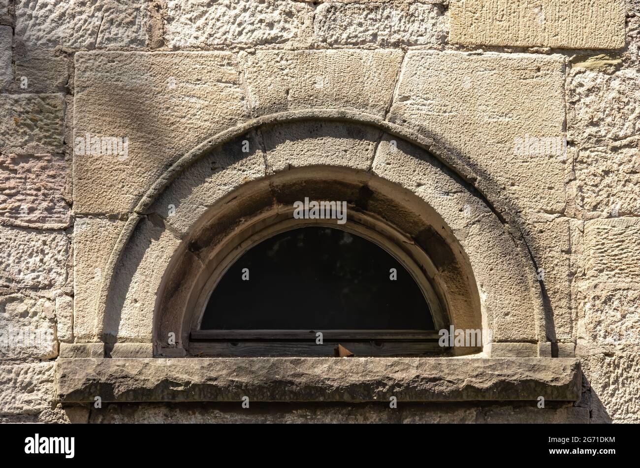 Symbolic image: round arch window in a wall structure Stock Photo - Alamy