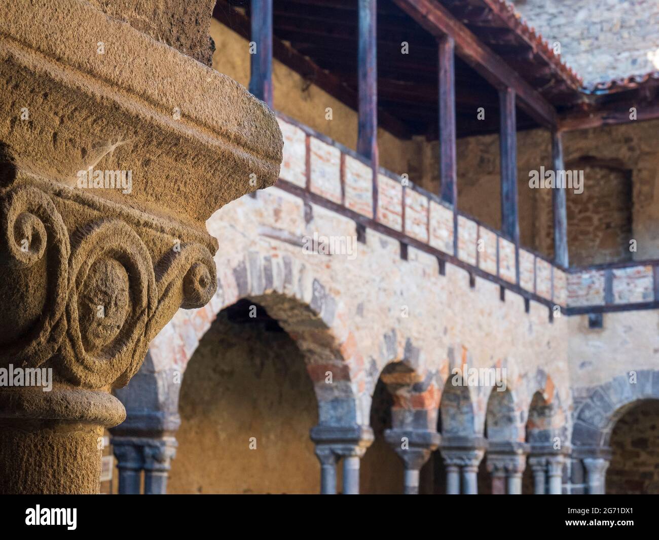Romanesque columns and capital hi-res stock photography and images - Alamy