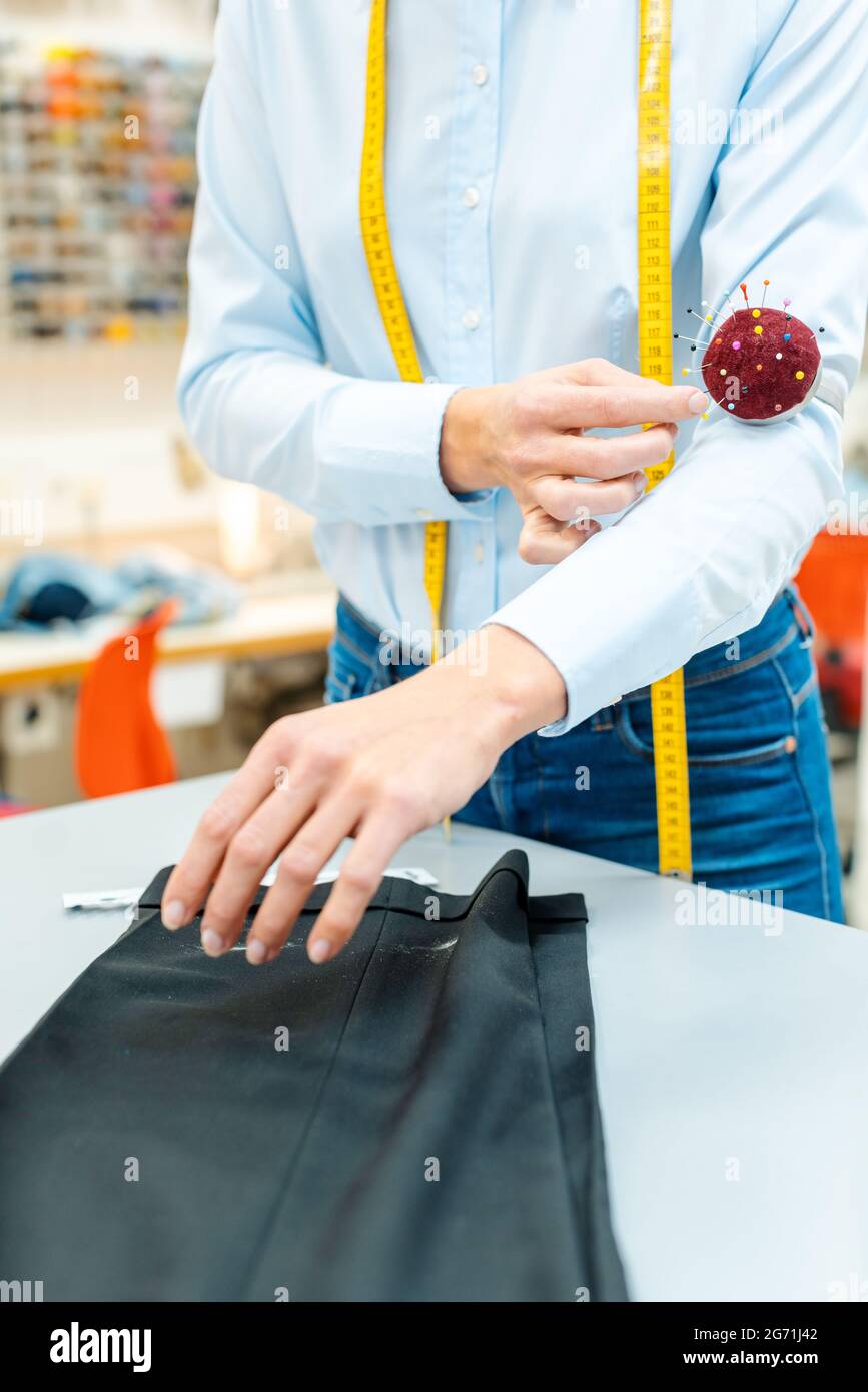 Using pins and needles hi-res stock photography and images - Alamy