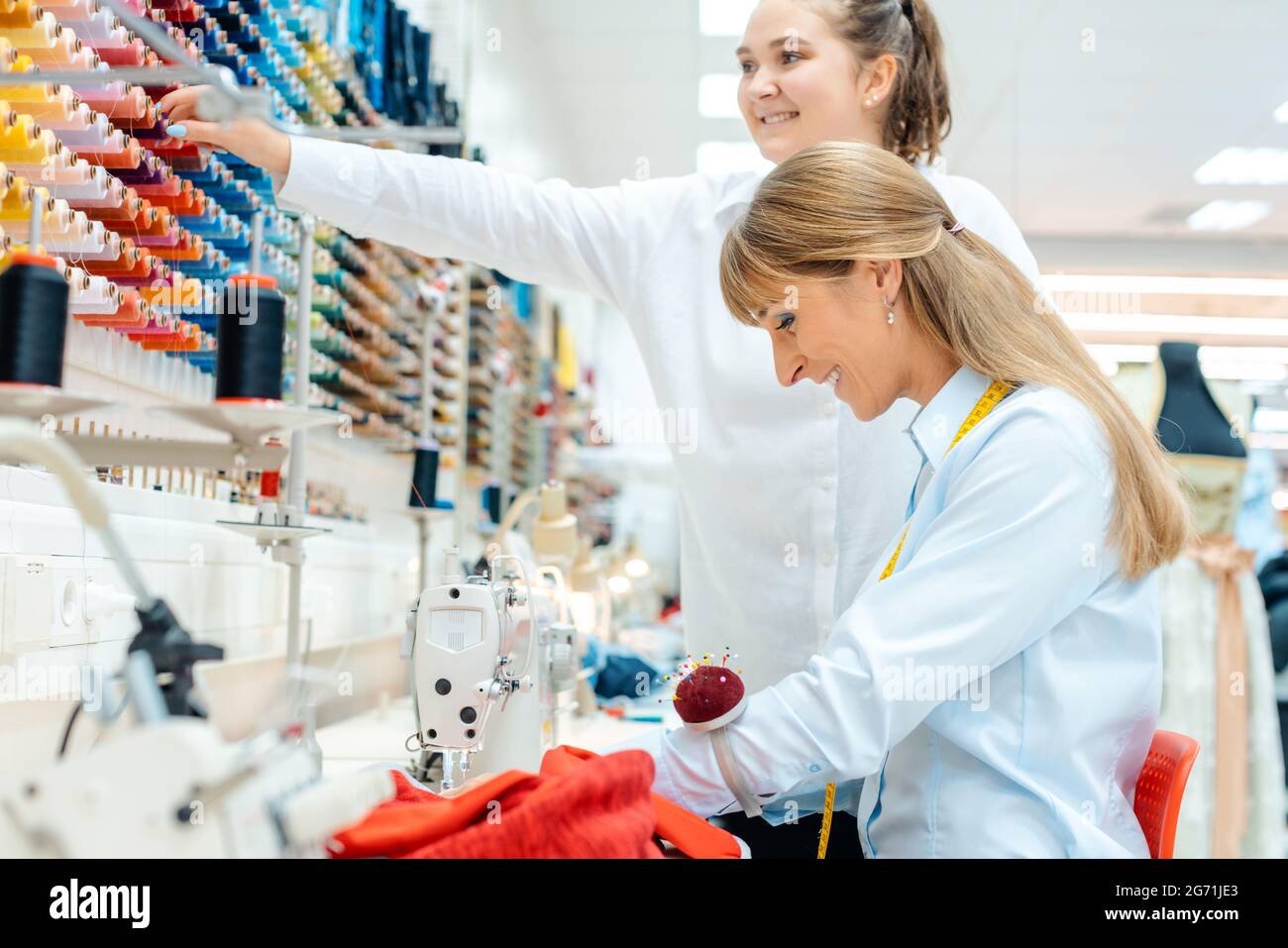 Two women sewing machine hi-res stock photography and images - Alamy