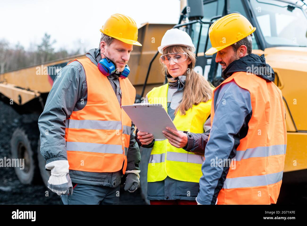 Three men digging hi-res stock photography and images - Alamy