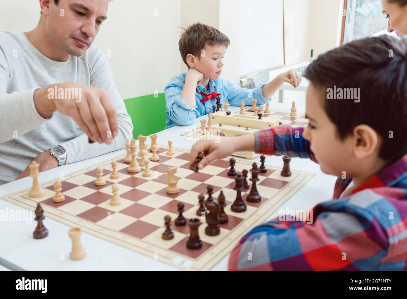 People in chess school learning the game Stock Photo - Alamy
