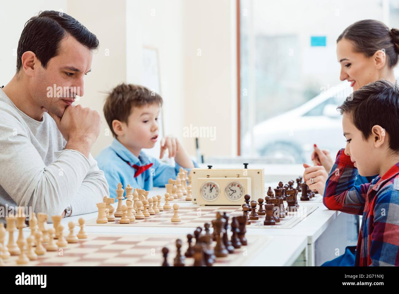 People in chess school learning the game Stock Photo - Alamy