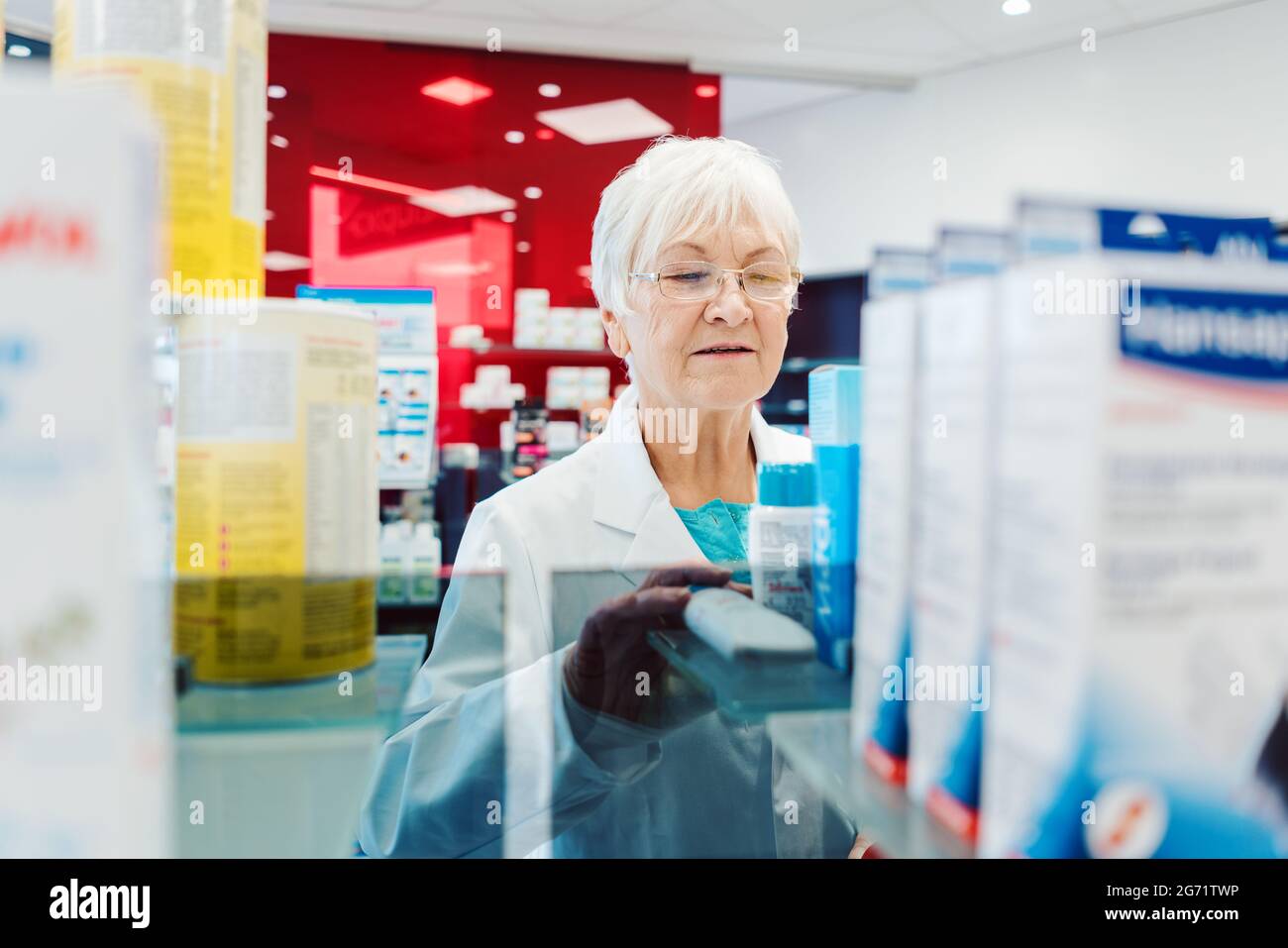 Sorting medicine pharmacy hi-res stock photography and images - Alamy