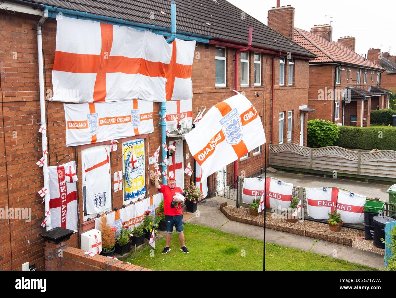 House covered in england flags hi-res stock photography and images - Alamy