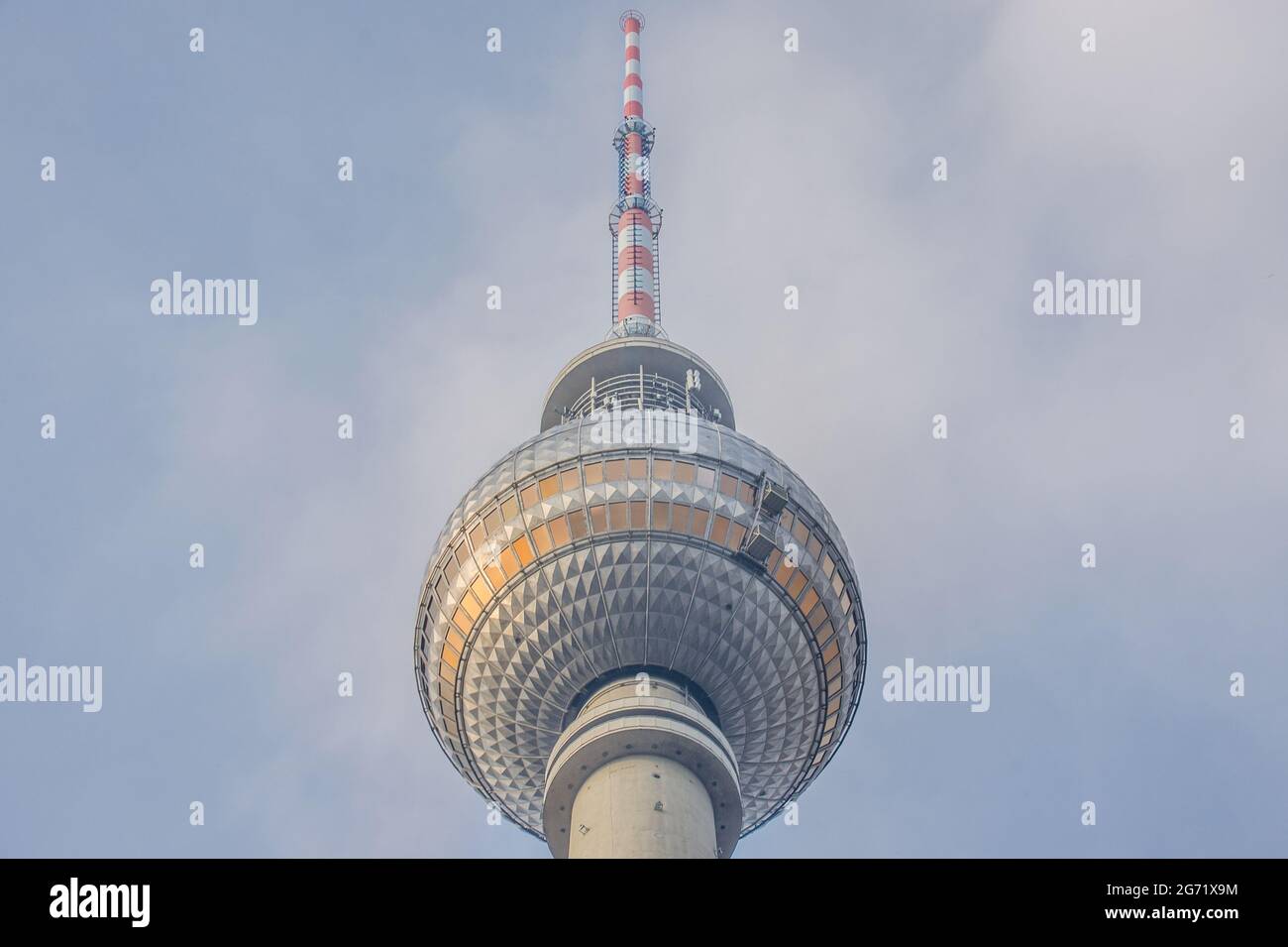 Berlin- Der Berliner Fernsehturm . 368 m hoher Turm, eröffnet 1969, mit ...