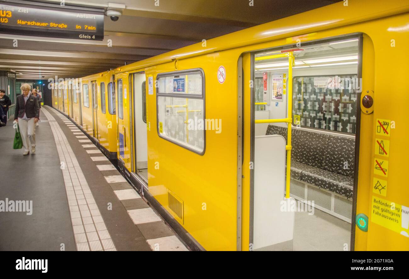 Die Linie U3 der Berliner U-Bahn hat 24 Stationen und ist 19,7 ...