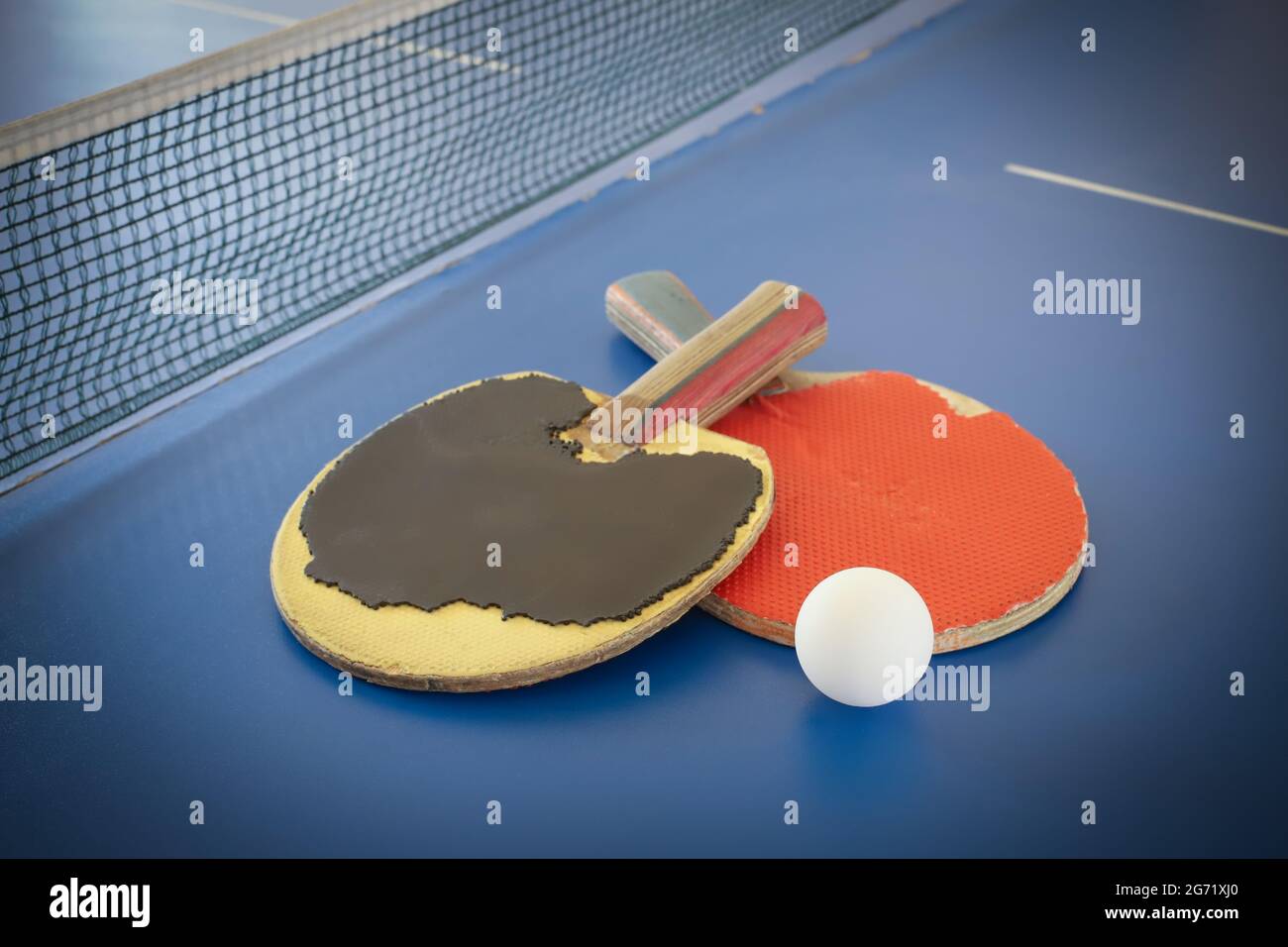 Table tennis racket and ball Stock Photo - Alamy