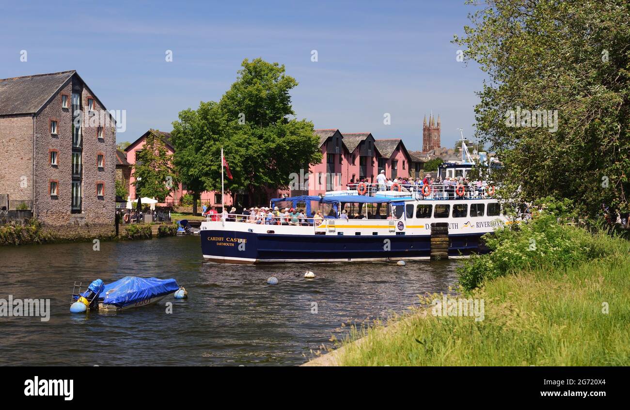 Dartmouth Riverboats 'Cardiff Castle' manoeuvring into position beside ...
