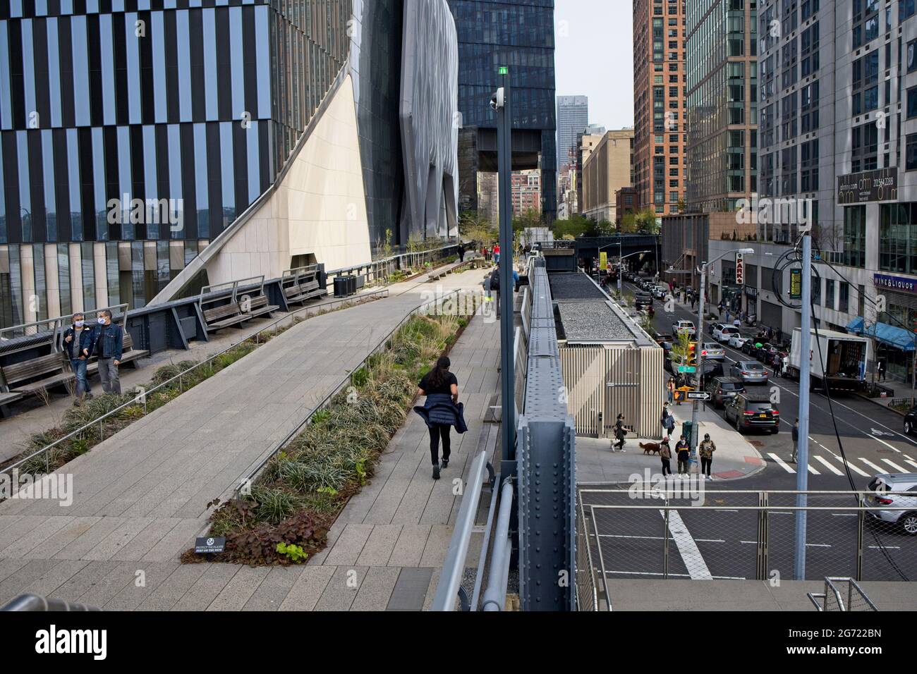 New York, NY, USA - July 10, 2021: The High Line above West 30th Street ...