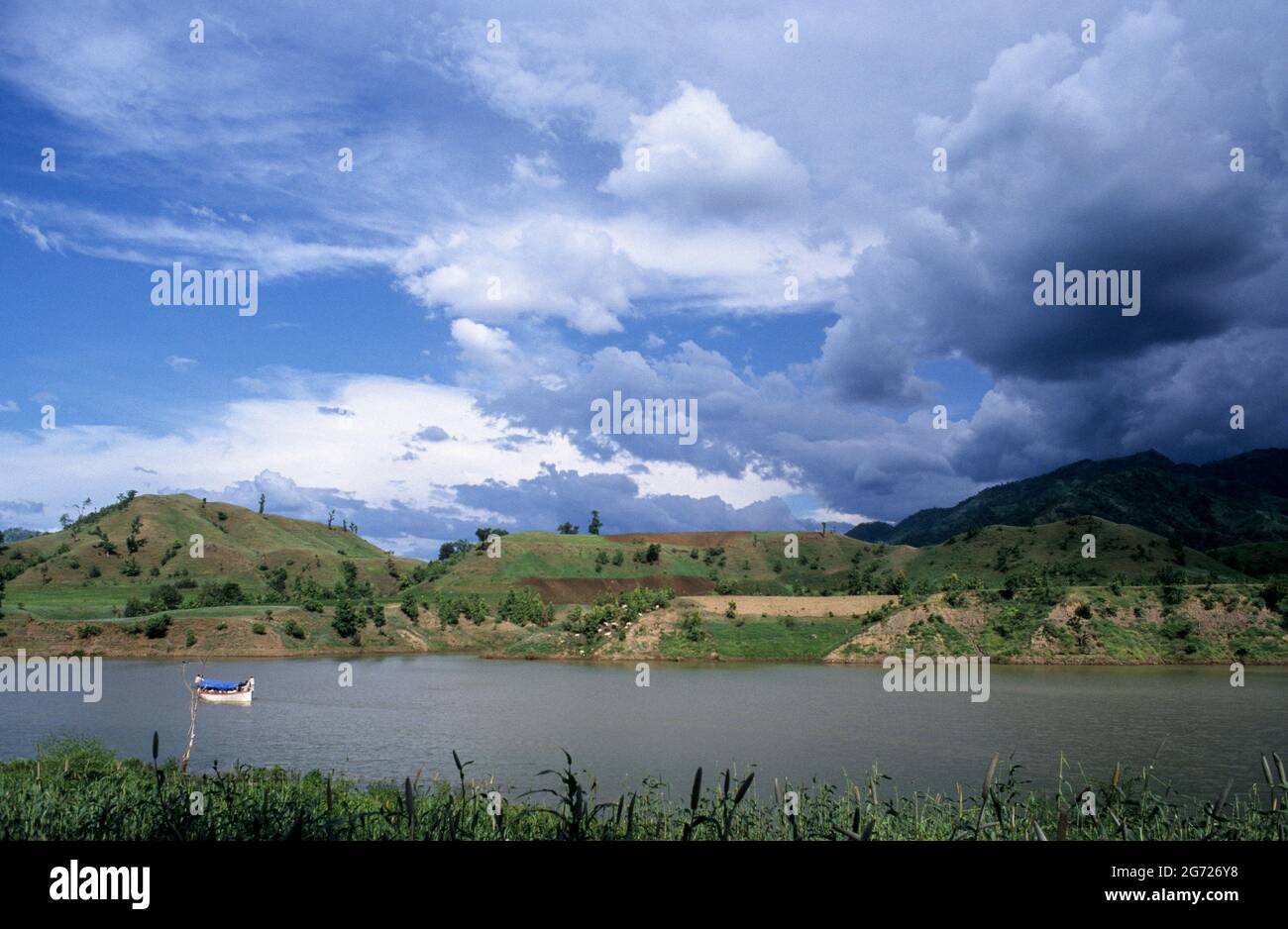 INDIA, state Madhya Pradesh, Narmada river and dams, reservoir of ...