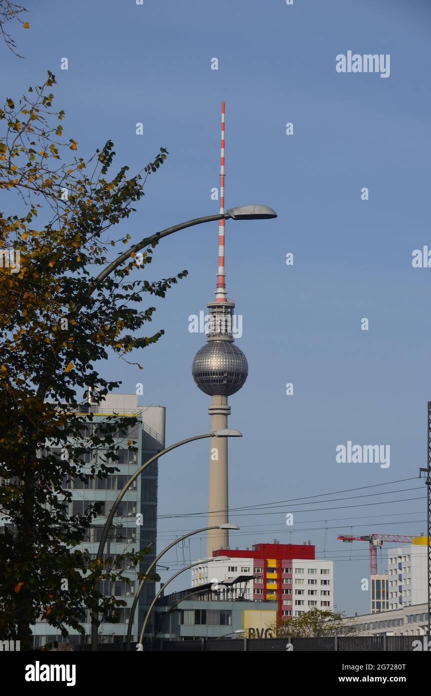 Berlin- Der Berliner Fernsehturm . 368 m hoher Turm, eröffnet 1969, mit ...