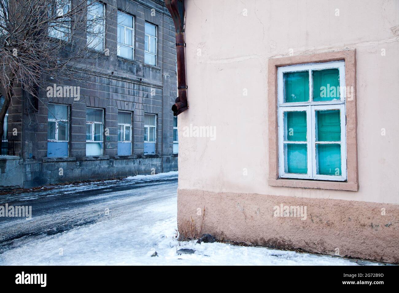 Street view from window hi-res stock photography and images - Alamy