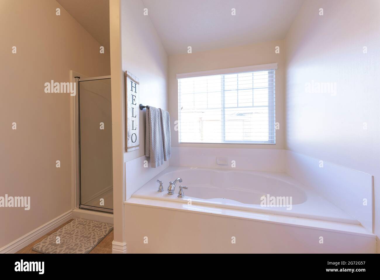 Jacuzzi in a bathroom with light pink walls Stock Photo - Alamy