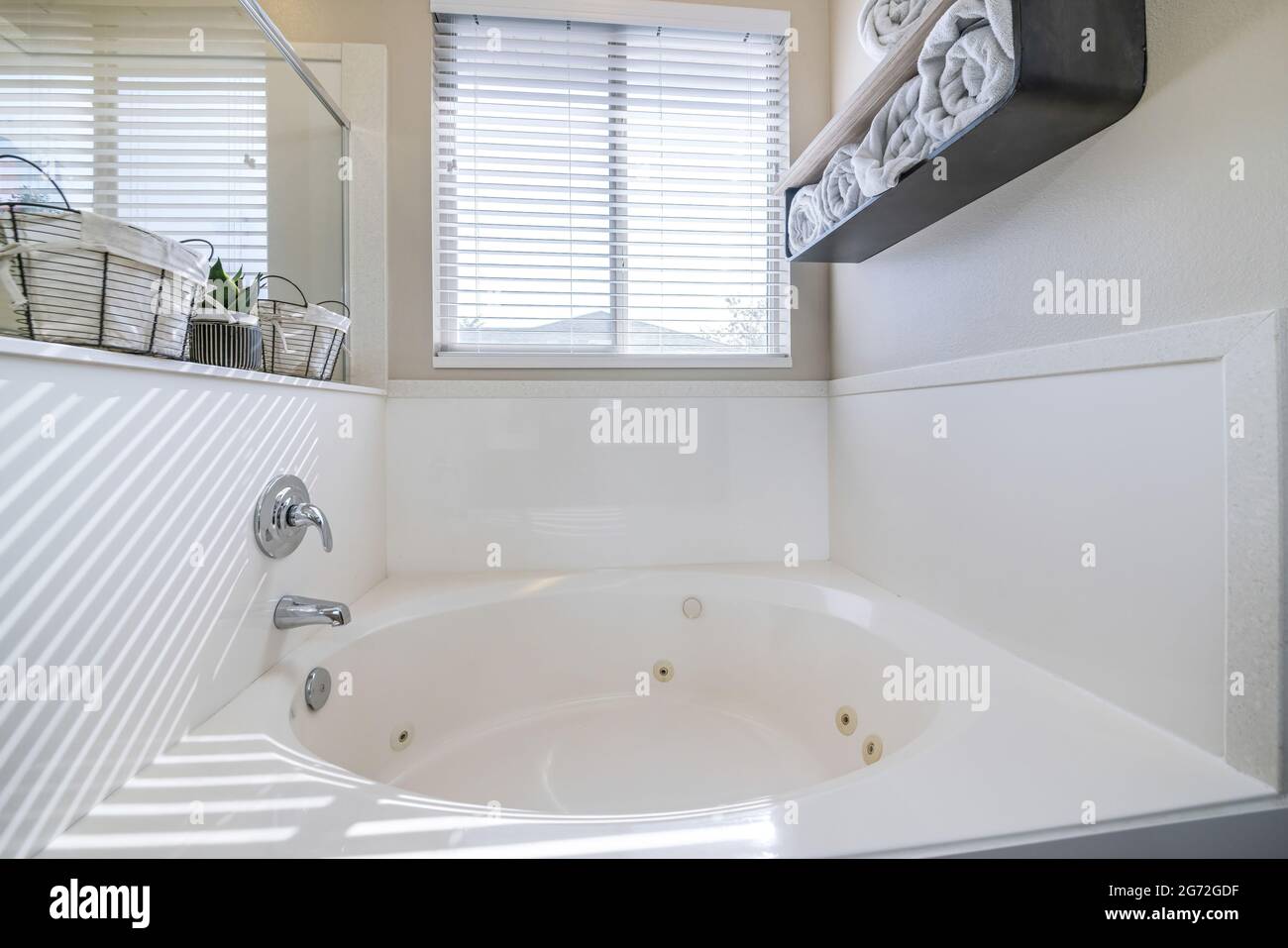 Round jacuzzi in a bathroom with windows Stock Photo - Alamy