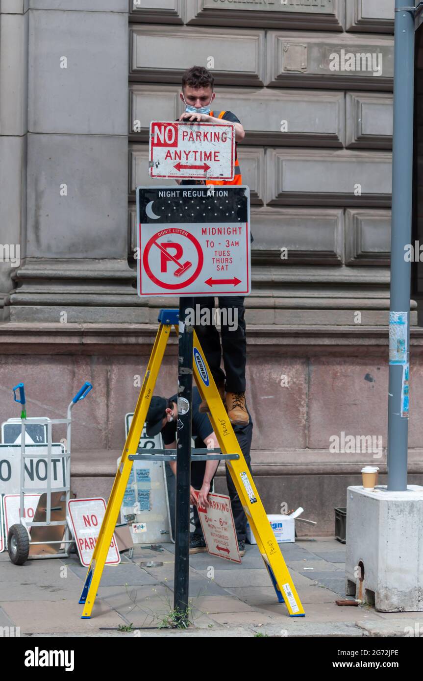 Glasgow, Scotland, UK. 10th July, 2021. A member of the crew erecting ...