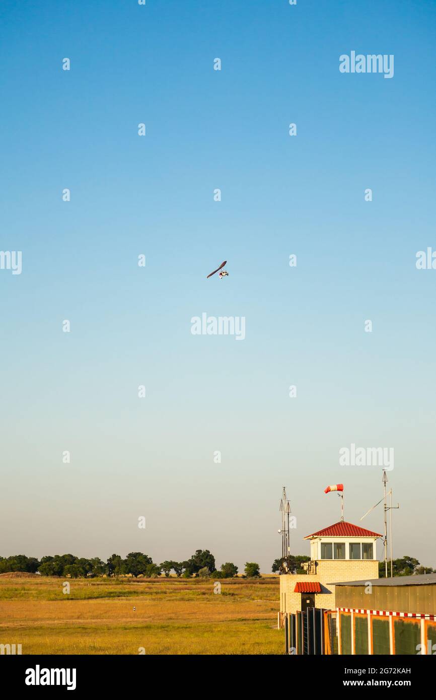 Hang gliding over grass hi-res stock photography and images - Alamy