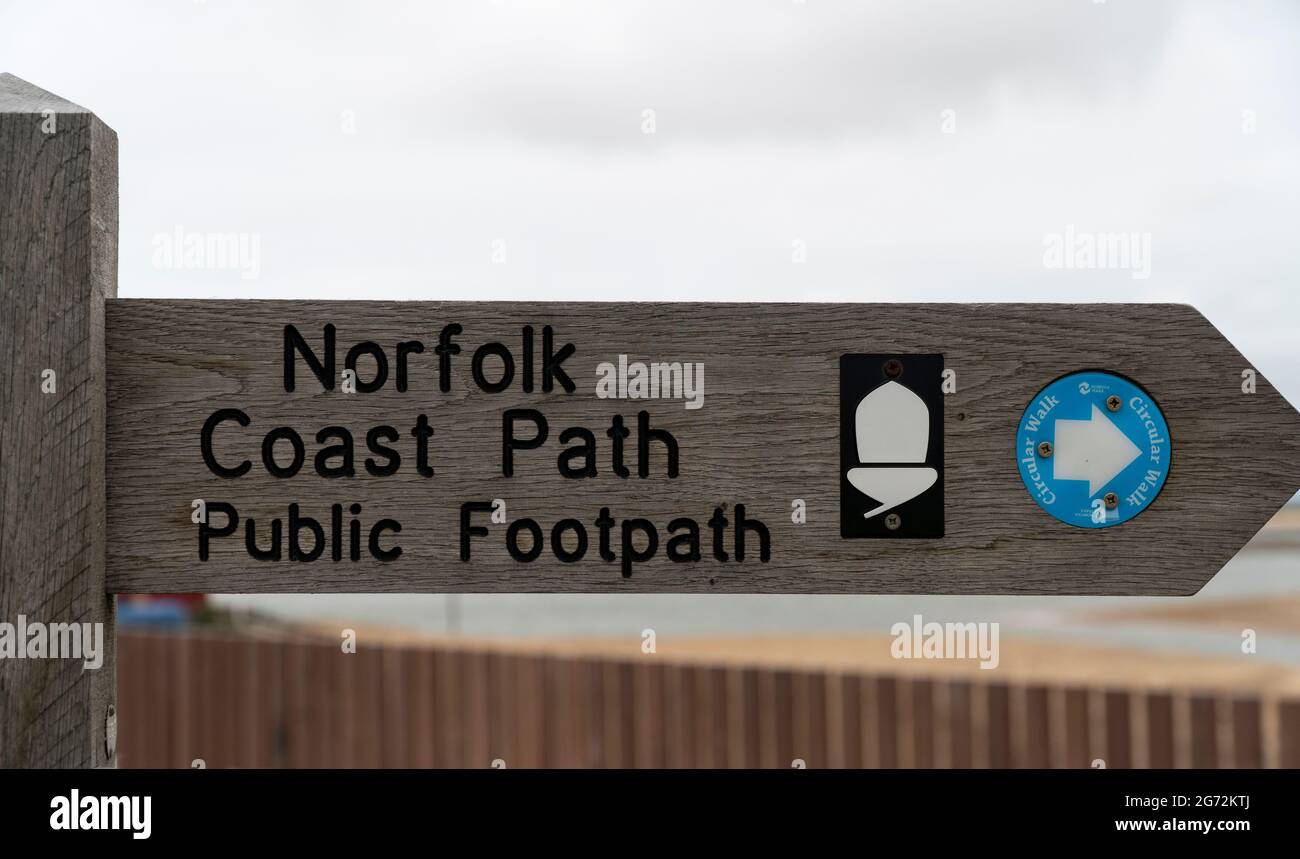 Footpath sign sea pointing wooden hi-res stock photography and images ...
