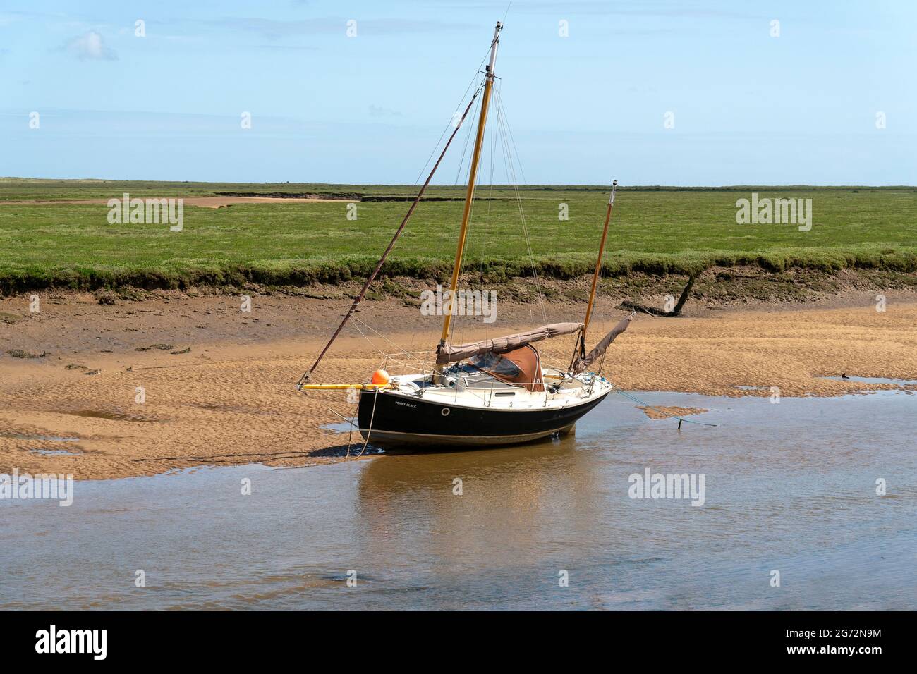 Small boat stranded hi-res stock photography and images - Alamy