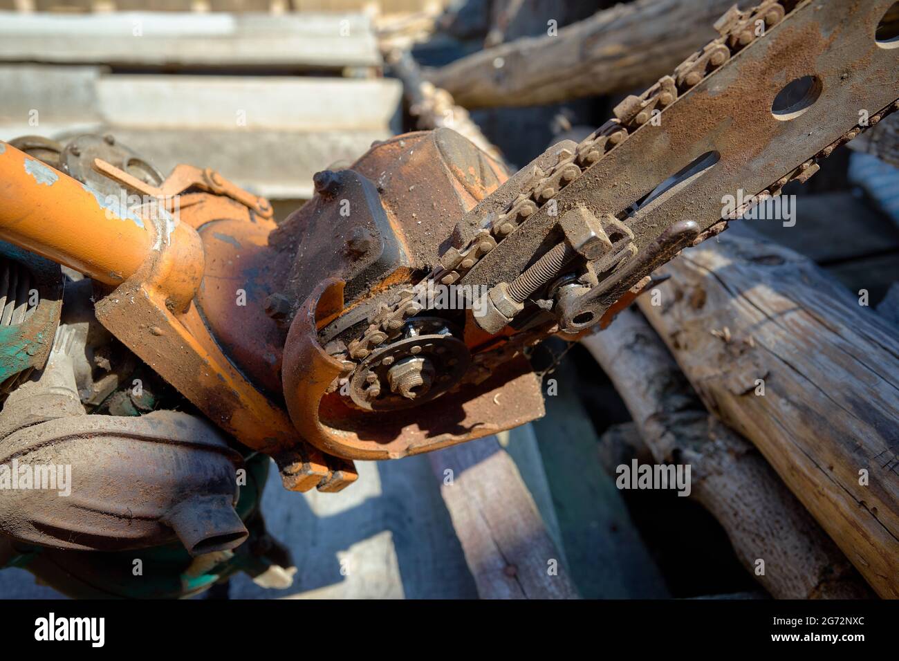 Detail of rusty retro chainsaw Stock Photo - Alamy